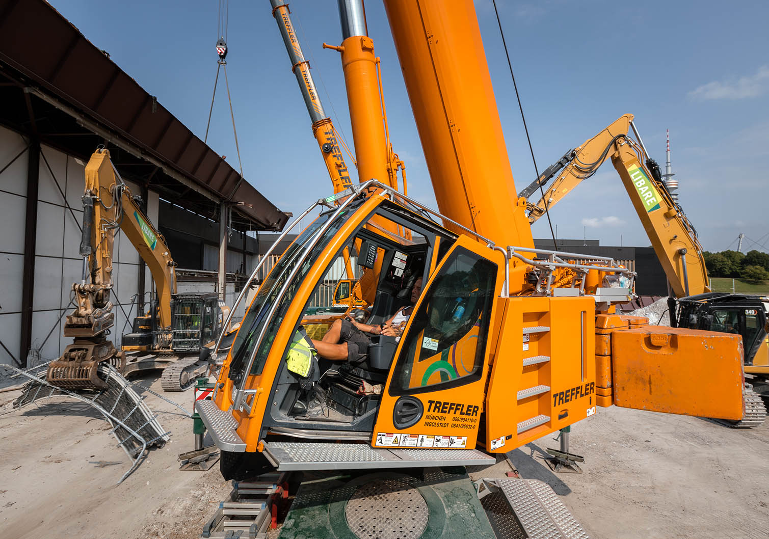 SPORTPLATZ AUFRÄUMEN MIT TREFFLER | Treffler GmbH